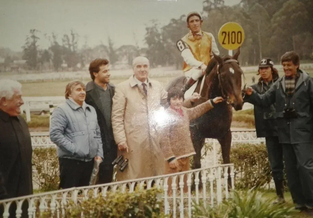 Jugó con Ache quien lo quiso en Nacional, tuvo caballos con Máspoli ...
