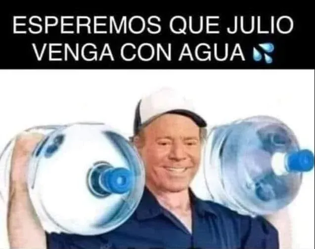 Se termina julio pero no paran los memes de Julio Iglesias