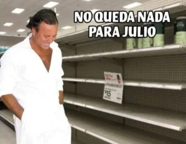 Se termina julio pero no paran los memes de Julio Iglesias
