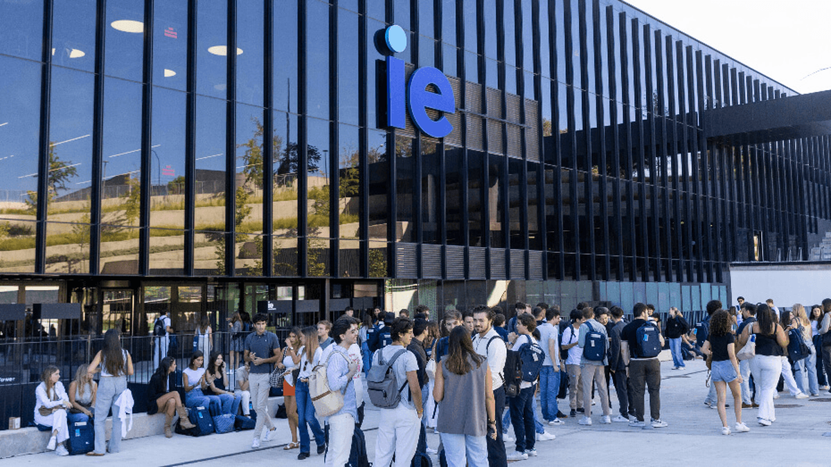 IE University integra herramientas de OpenAI para mejorar la eficiencia ...