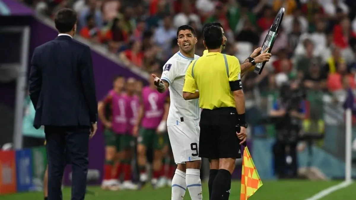 Explotó Romano con el cuarto árbitro por demorar el cambio de Suárez ...