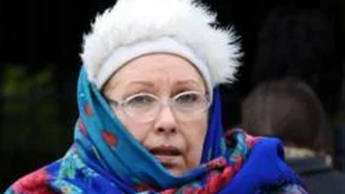 Christina Aguilera canta y patina