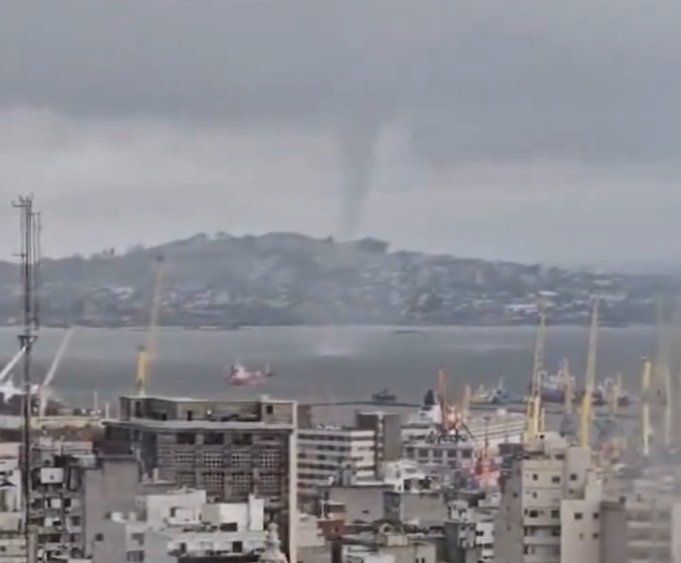 Qué es una tromba marina, el fenómeno que sorprendió en la bahía del Puerto de Montevideo