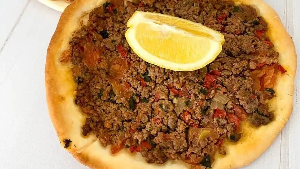 ¿Cómo hacer lehmeyun, el clásico de la cocina de Medio Oriente?