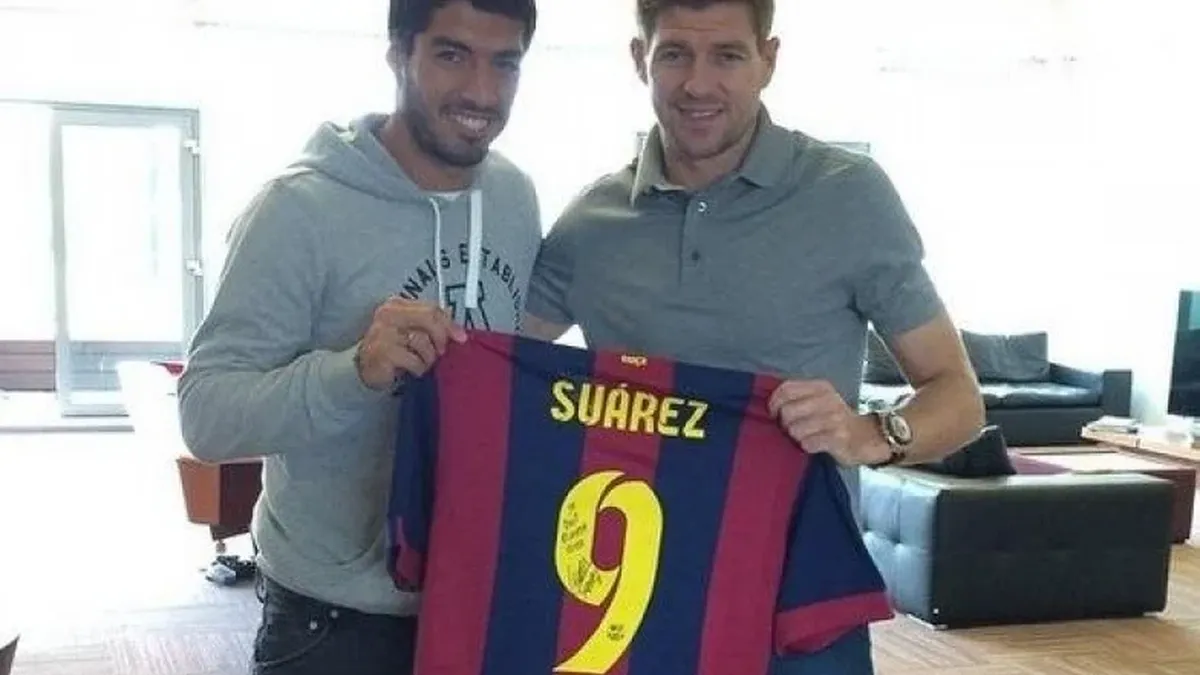 Suárez visitó a sus excompañeros de Liverpool