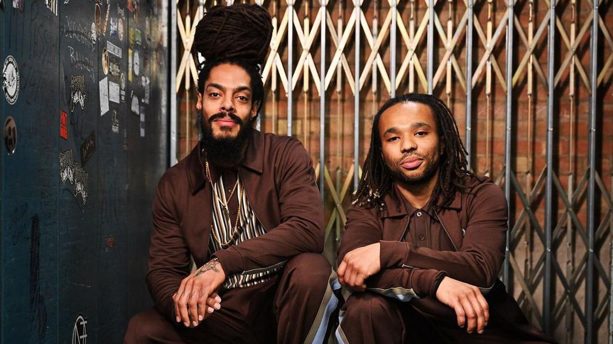 Bob Vylan, el controvertido dúo que enfrenta una investigación criminal ...