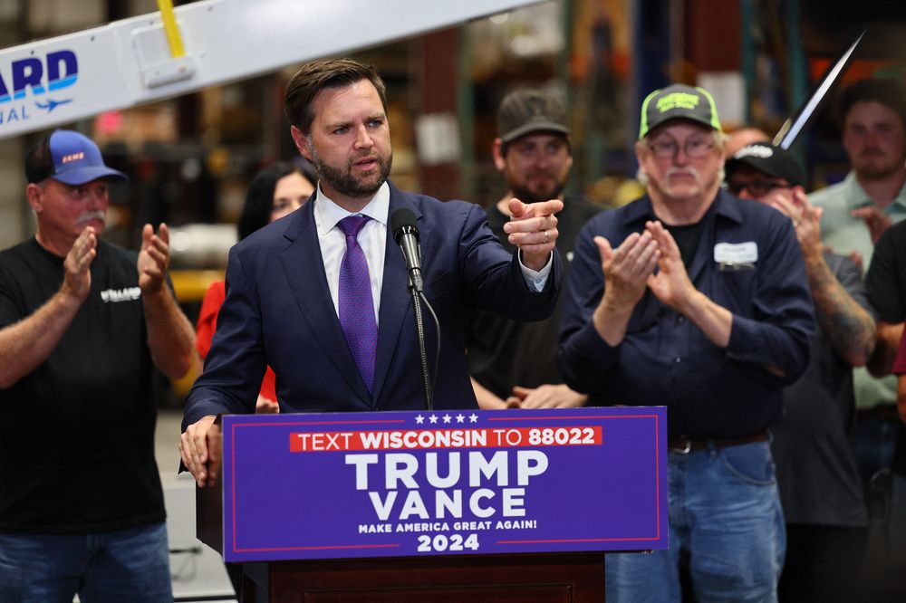 J.D. Vance pasa a la ofensiva y cuestiona el pasado militar de su rival ...