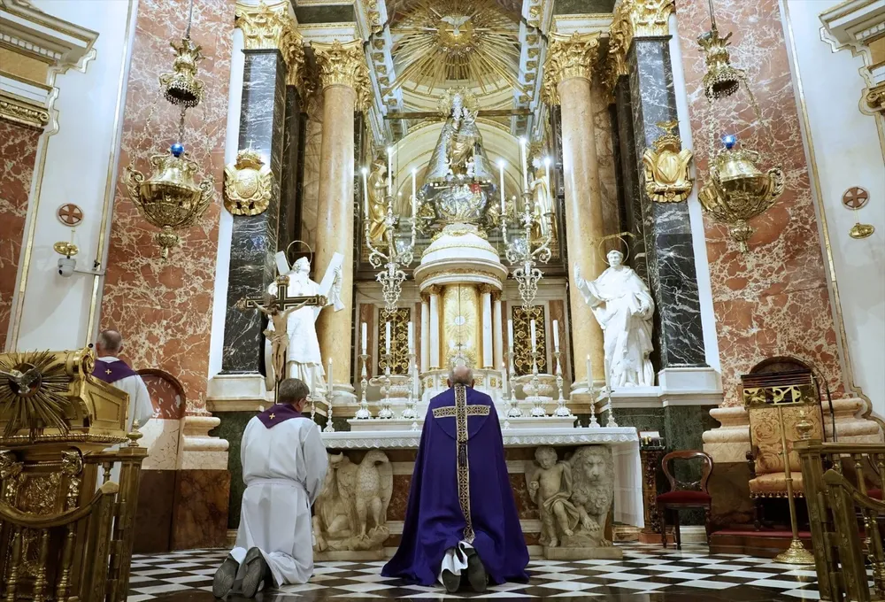 Crespón negro en el manto de la Virgen en la Basílica de Valencia