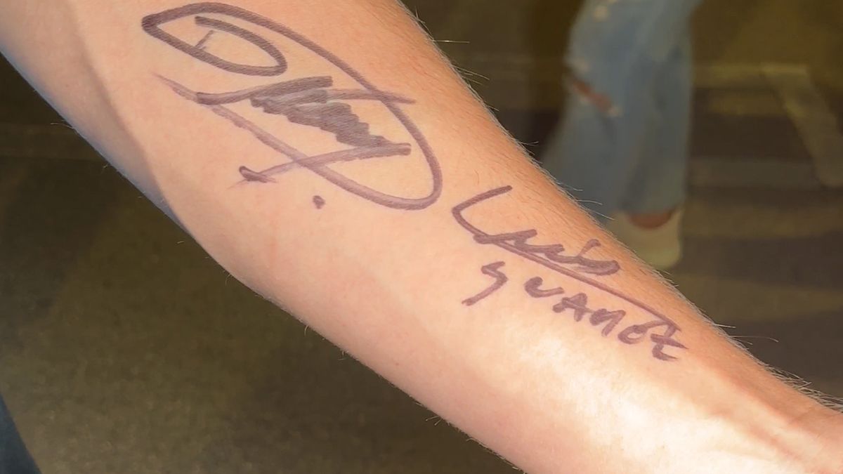 ¡Misión cumplida! las firmas de Darwin Núñez y Luis Suárez para un tatuaje y la alegría de una ...