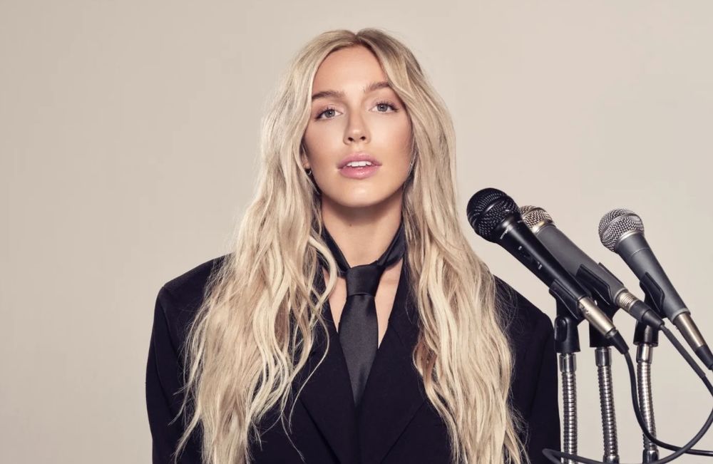 Alex Cooper, de grabar en su departamento a construir un imperio de ...