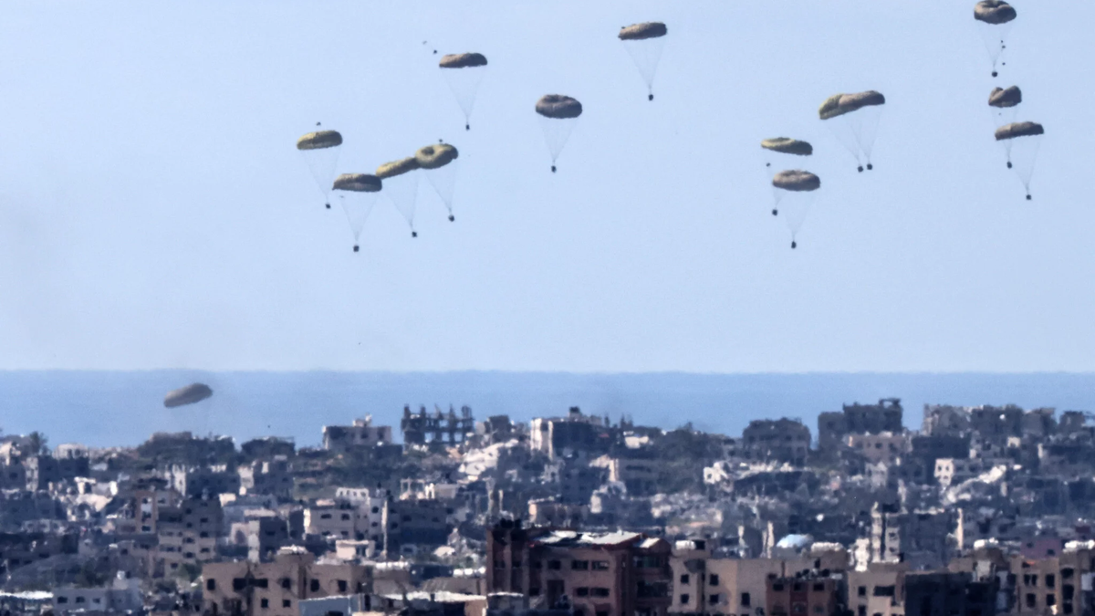 El Ejército de Estados Unidos reanudó los lanzamientos aéreos de ayuda ...