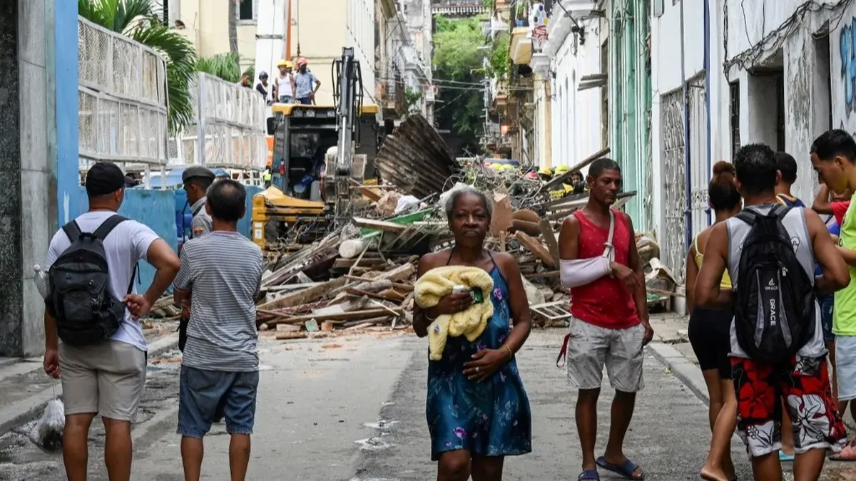 Dos muertos y un desaparecido en derrumbe de un edificio en La Habana