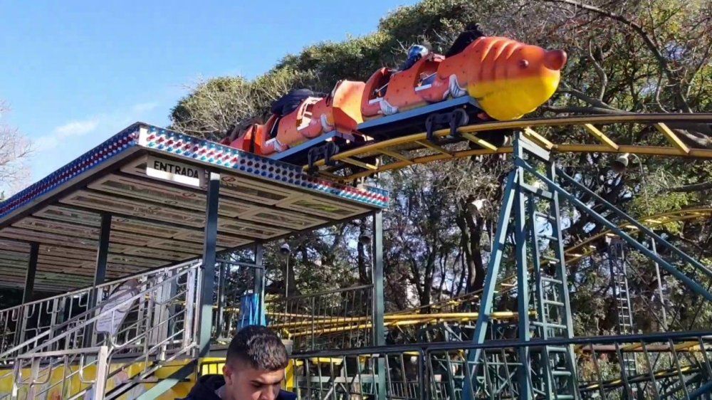 Operario del Parque Rodó dijo que juego del que se cayeron dos personas ...