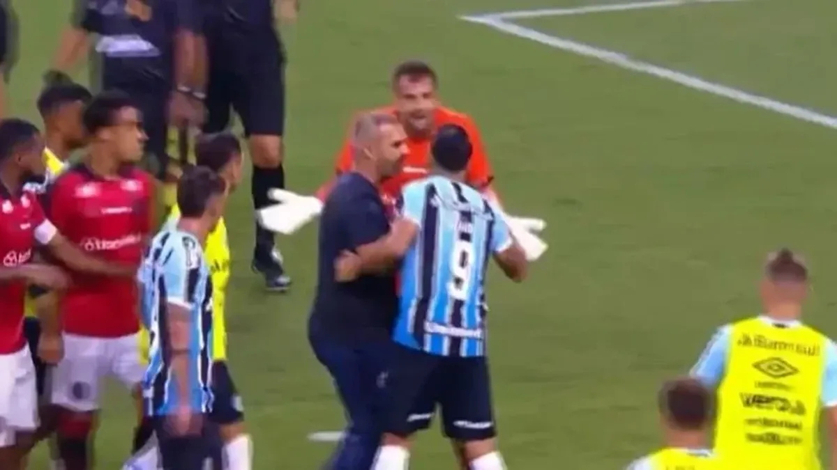 Tiene El Culo De Cara A La Luna La Expresión Del Golero Rival Para
