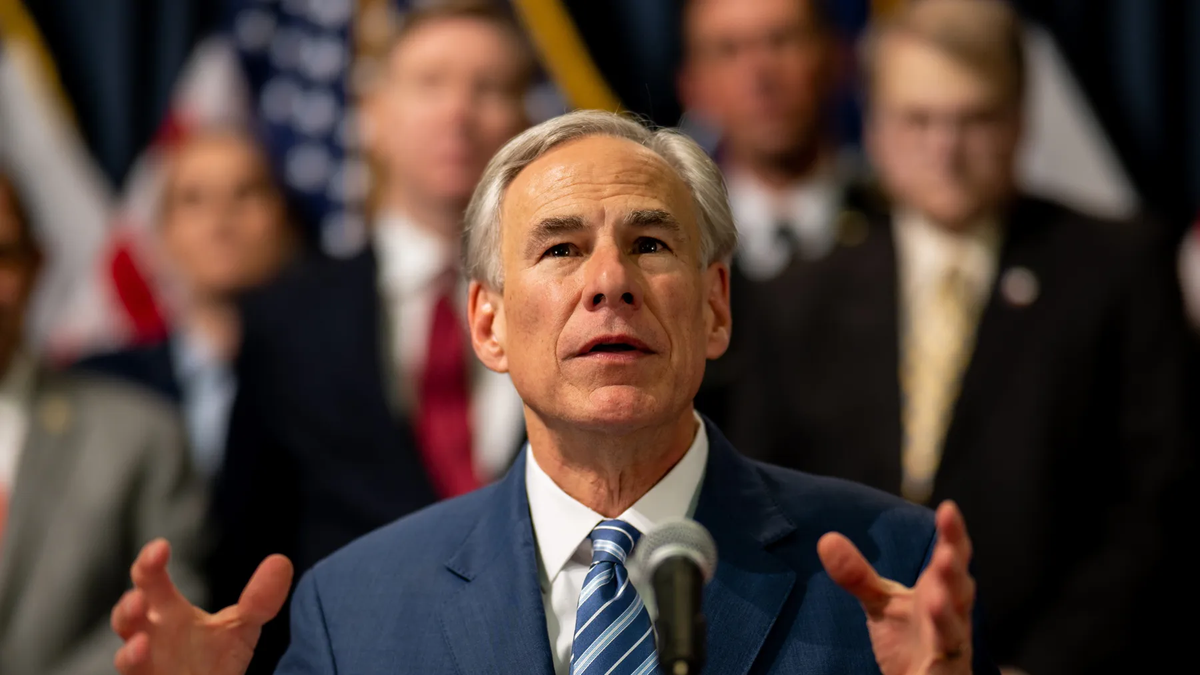 El gobernador de Texas Greg Abbott acusó a Joe Biden de manipular a los ...