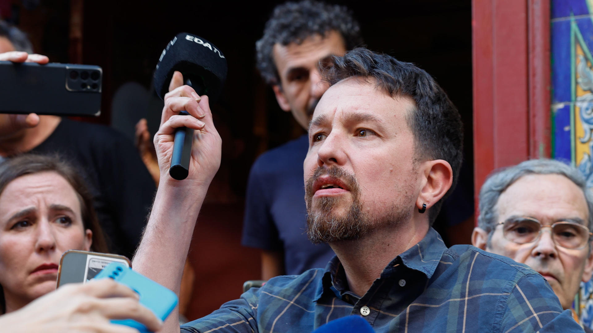 En un ataque de ira, Pablo Iglesias lanza al aire el micrófono del ...