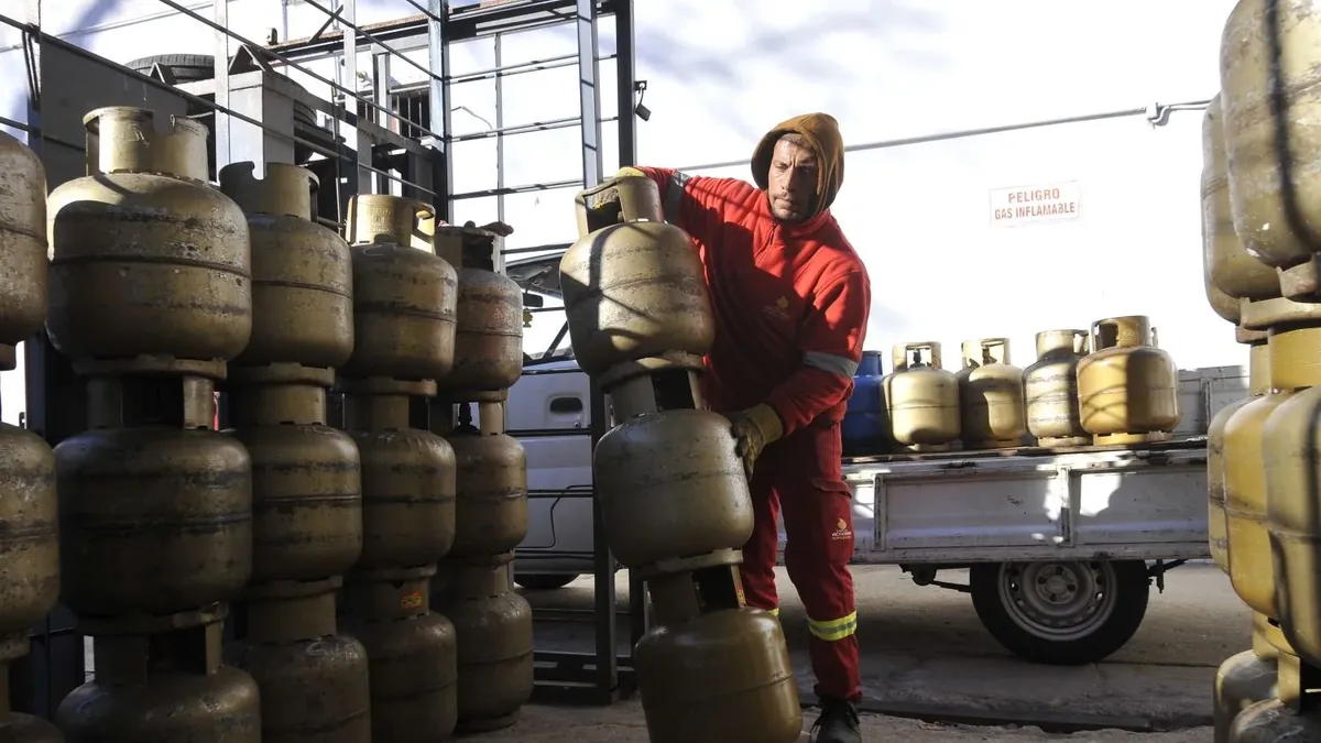 Supergás: 60 camiones de Argentina y dos barcos para evitar quiebre de ...