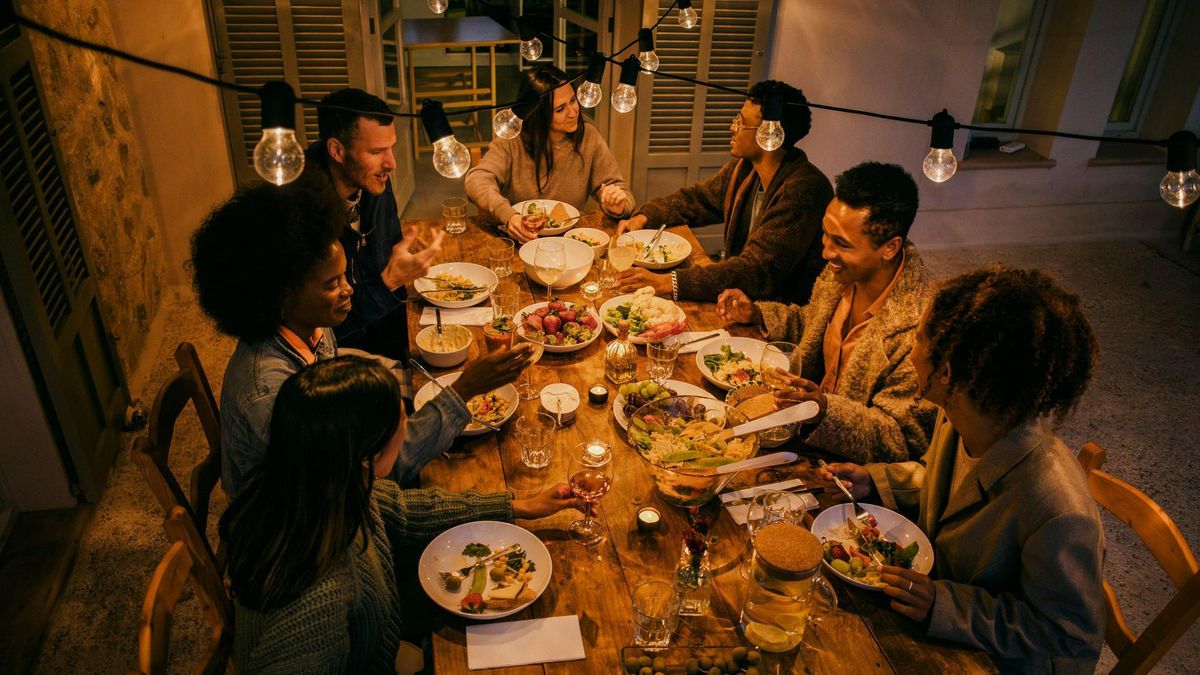 Las personas que pagan para comer con desconocidos y así combatir la ...