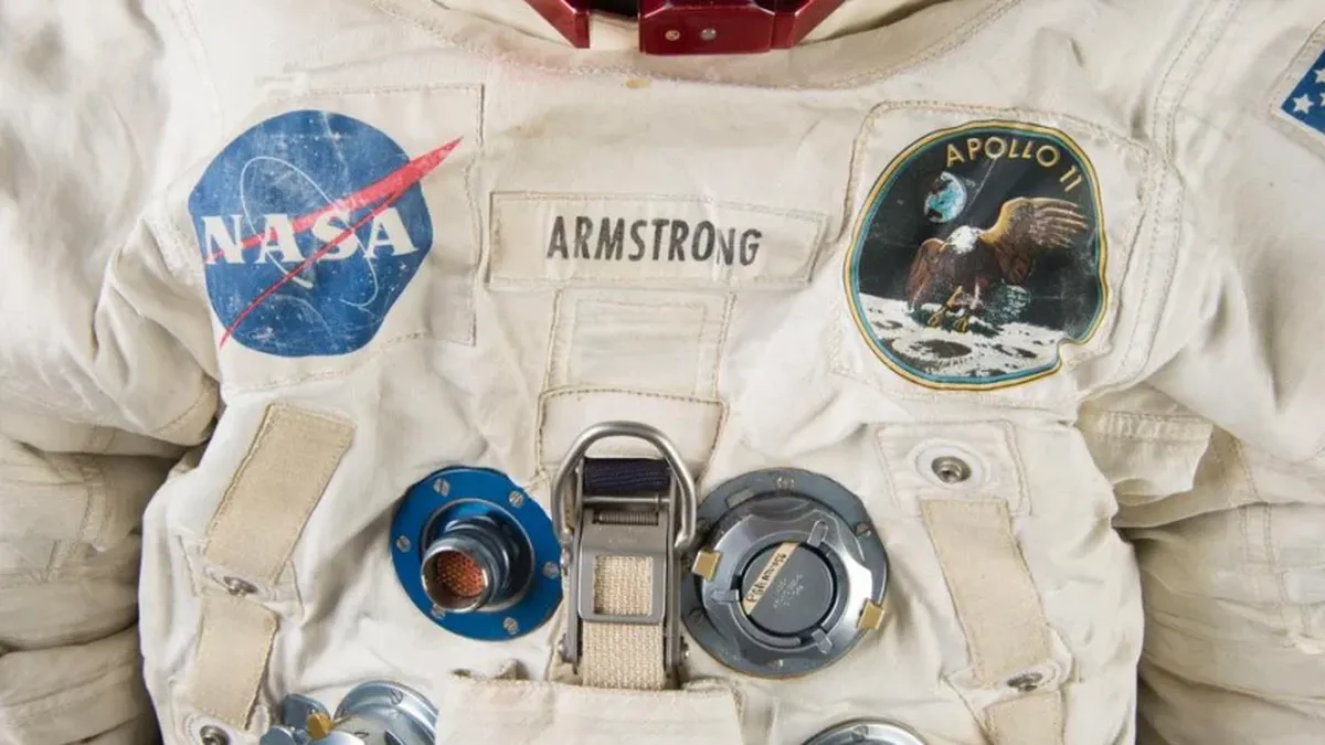 Una campaña para restaurar el traje de Neil Armstrong
