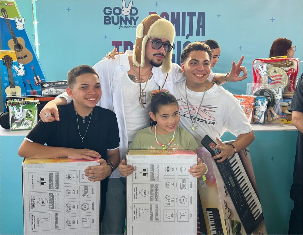 Bad Bunny volvió al barrio de su infancia para entregar juguetes a los ...