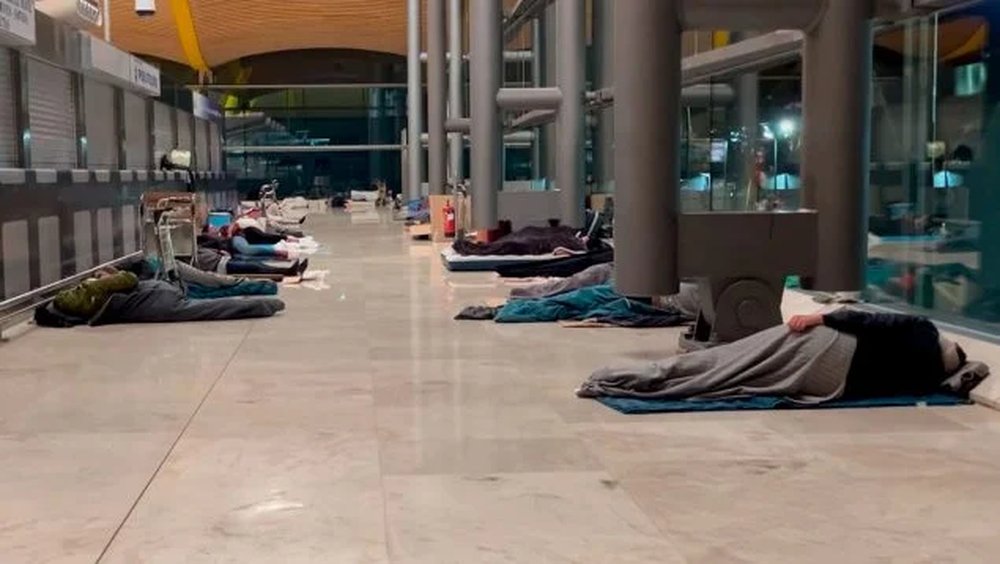 Trasladan a los cientos de indigentes que viven en el aeropuerto de ...