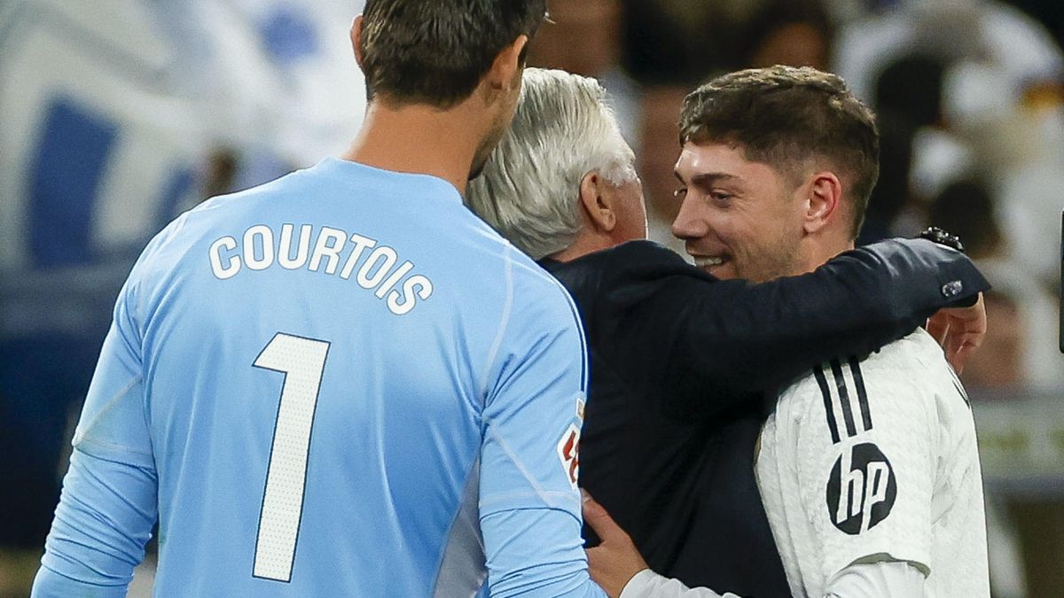 El abrazo especial de Carlo Ancelotti a Federico Valverde, al único que fue a buscar ...