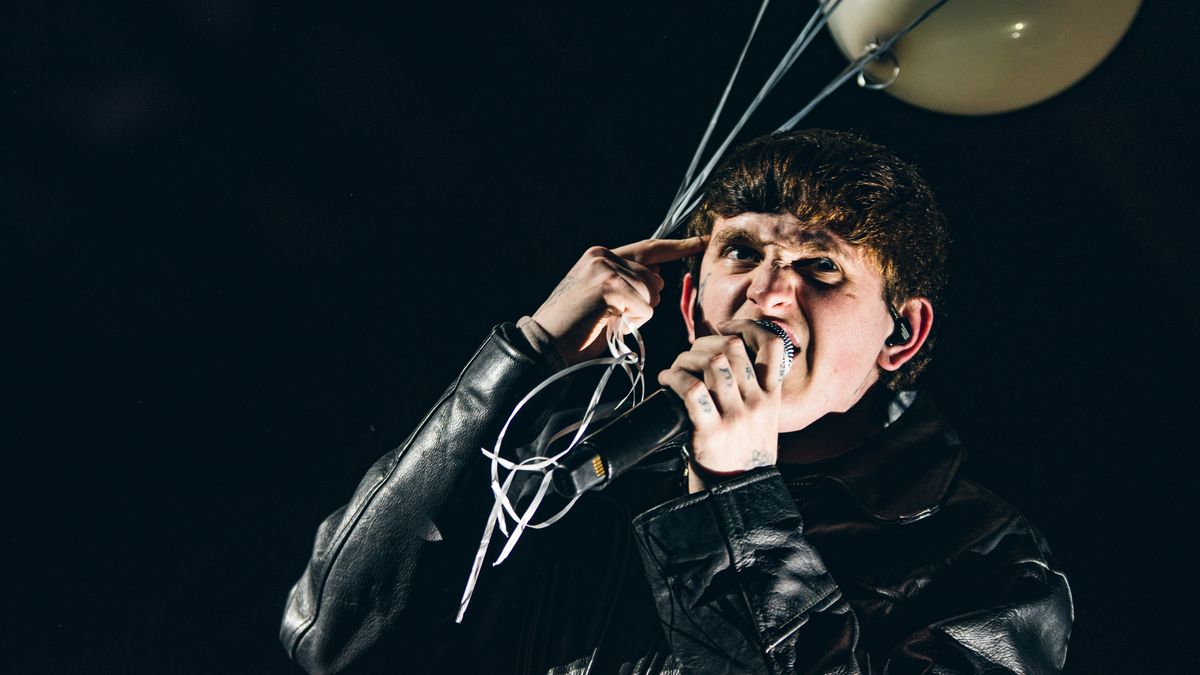 Dillom bailó con sus demonios: crónica de una noche nacida Por cesárea