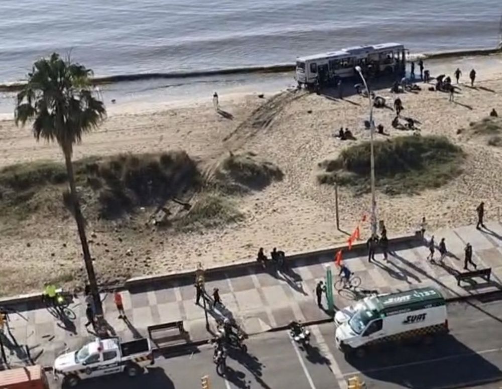 Uno de los pasajeros del ómnibus de Cutcsa que chocó en playa Pocitos ...