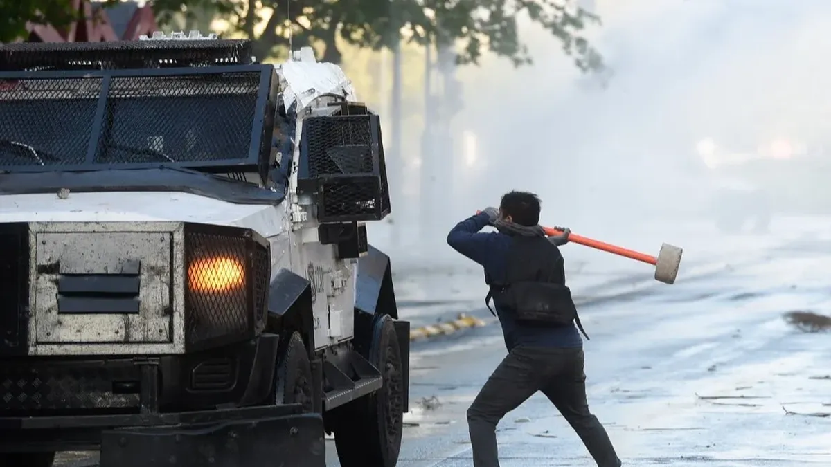 Disturbios en el centro de Santiago de Chile en el cuarto aniversario ...