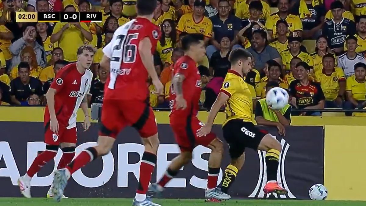 El duro pisotón de Enzo Pérez a un jugador uruguayo que Wilmar Roldán no sancionó con roja y que ...