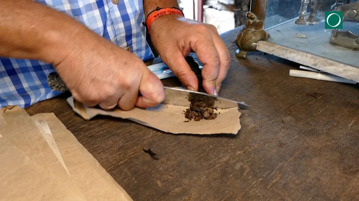 Tabaco con chala cortado a cuchillo, la tradición que sigue viva en la ...