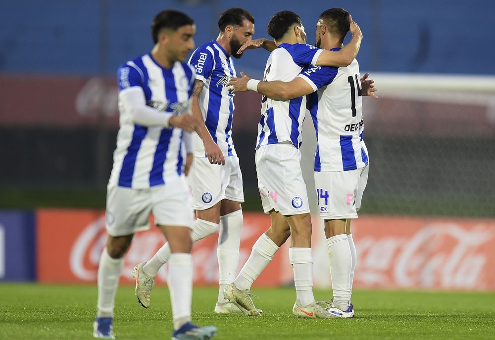 Cerro Largo FC 1 vs Peñarol 3: el carbonero comenzó muy mal, remontó ...