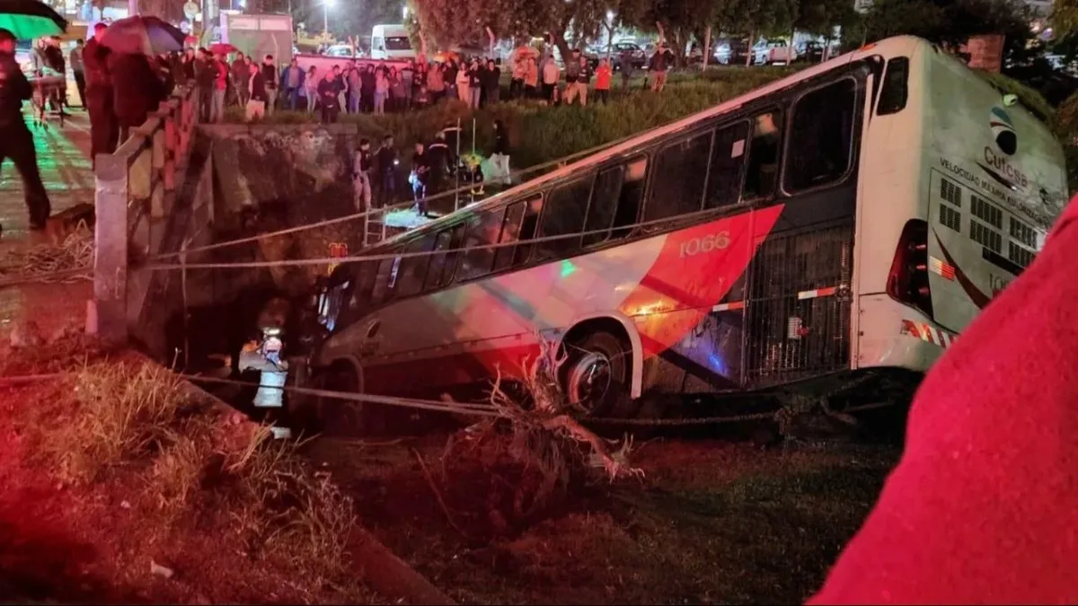 Un ómnibus Cayó Al Arroyo Malvín El Conductor Quedó Atrapado Y Hubo