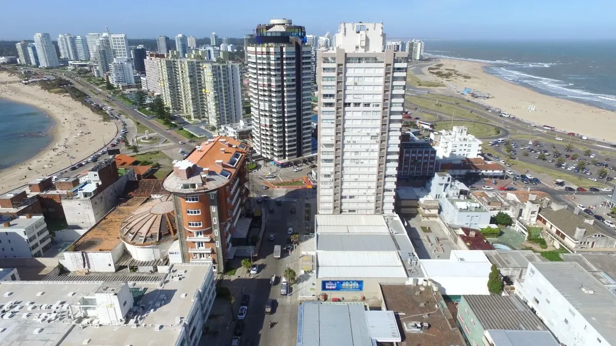 Enviaron a prisión a los hombres que escalaron el edificio Golden Gate de Punta del Este para ...