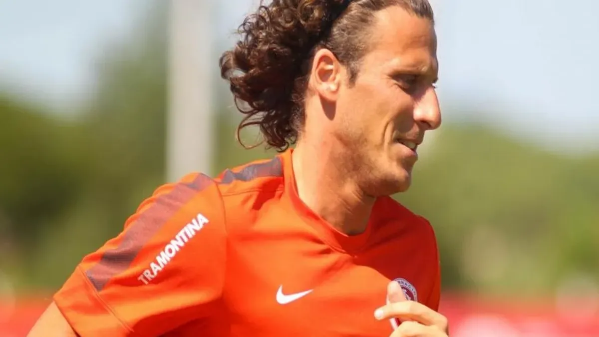 Forlán volvió a Brasil y será titular