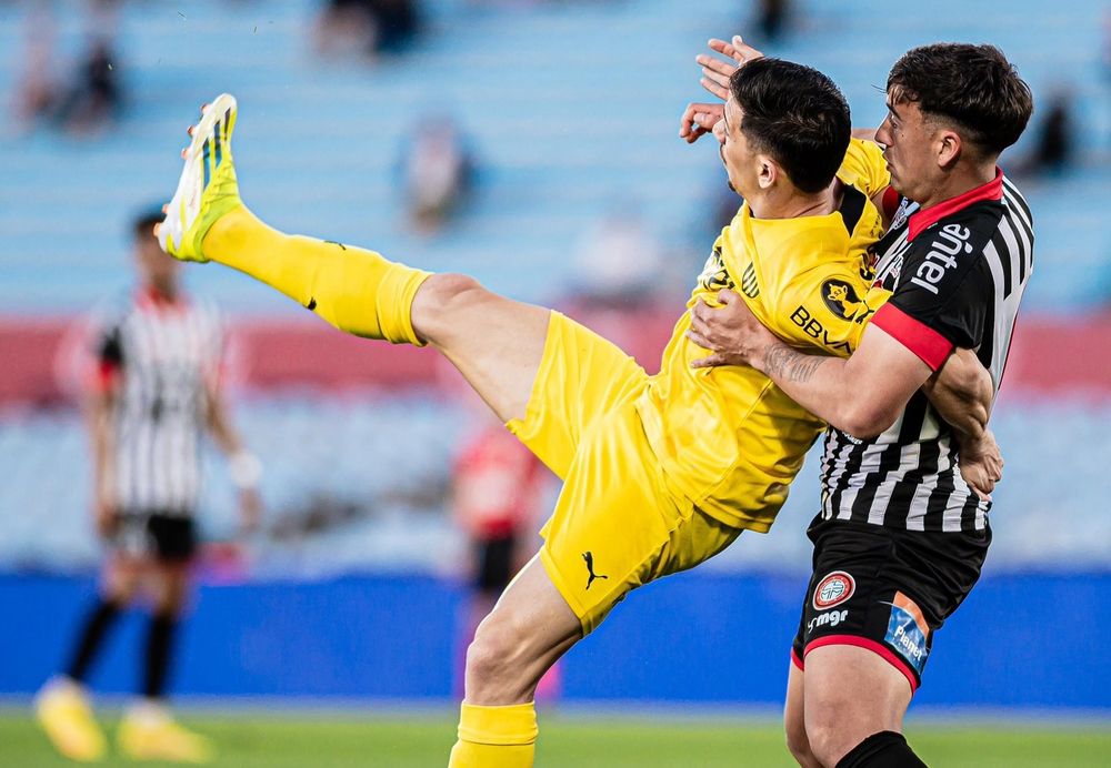 Peñarol lo dio vuelta en cuatro minutos con goles que llegaron desde el ...