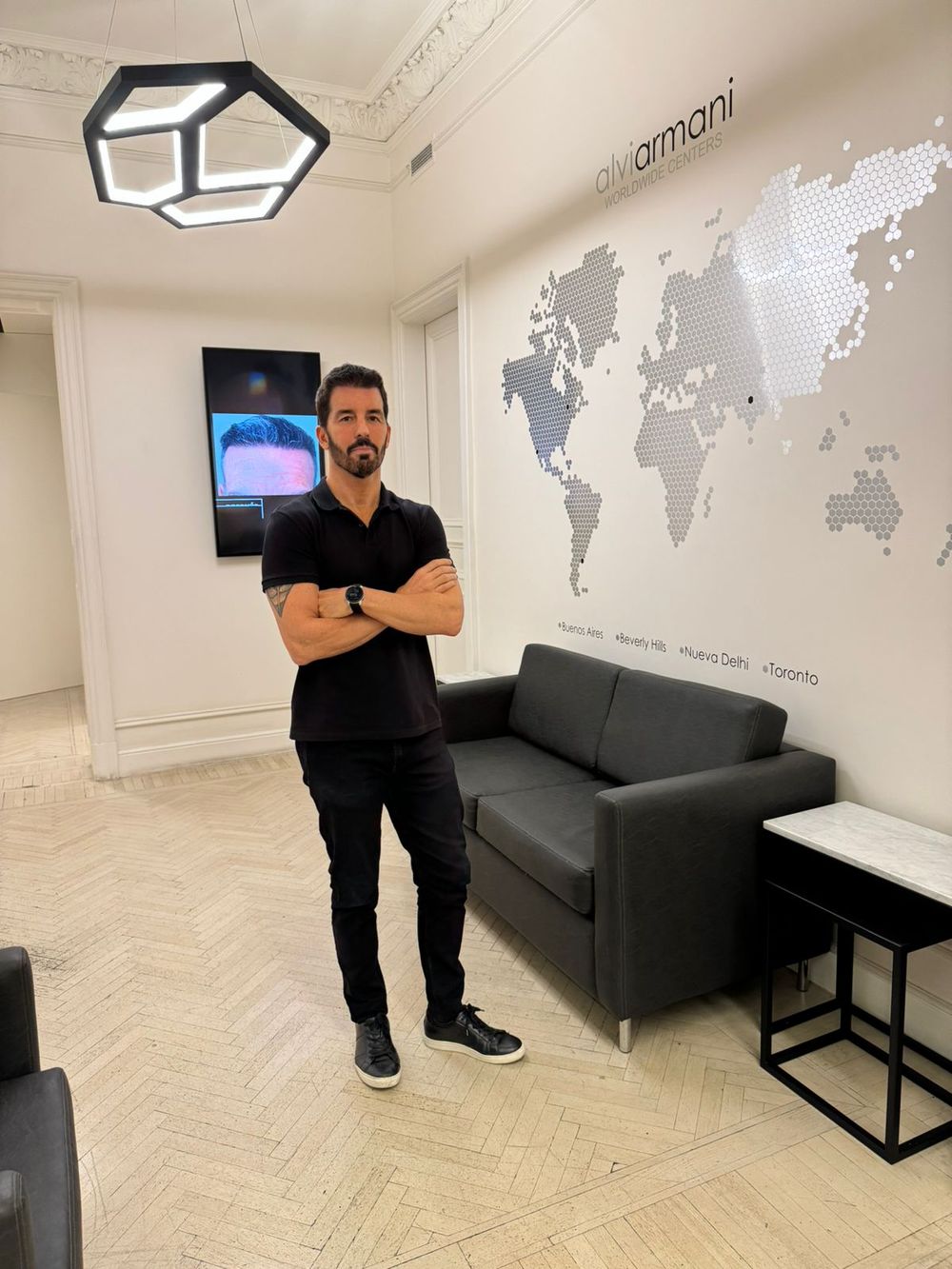 Alvi Armani: vanguardia y naturalidad en trasplante capilar, ahora en Montevideo