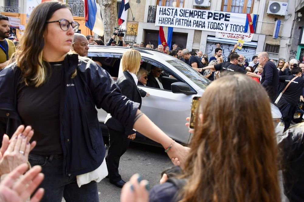 Topolansky se bajó en la sede del Frente Amplio y fue ovacionada por la ...