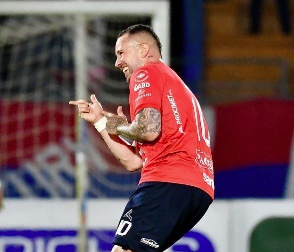 El golazo del ex Nacional Rodrigo Amaral desde la mitad de la cancha en ...