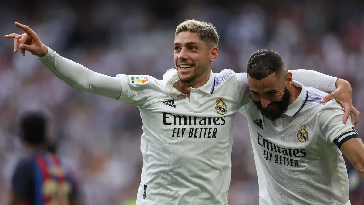 La foto imperdible que se hizo viral de Fede Valverde mirando el Balón ...