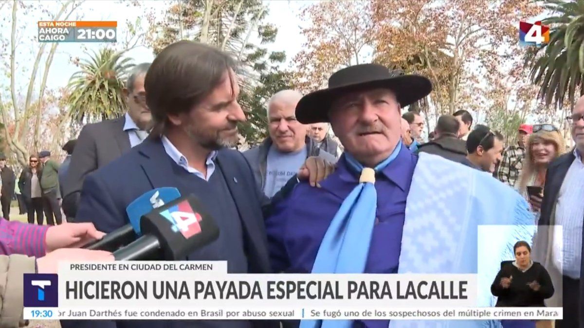 La payada que le dedicaron a Lacalle Pou: Toda la plaza entera lo ...