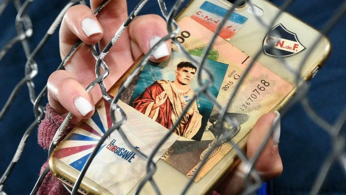 La estampita de “San Rochet”, los pedidos de camisetas y los saludos de ...