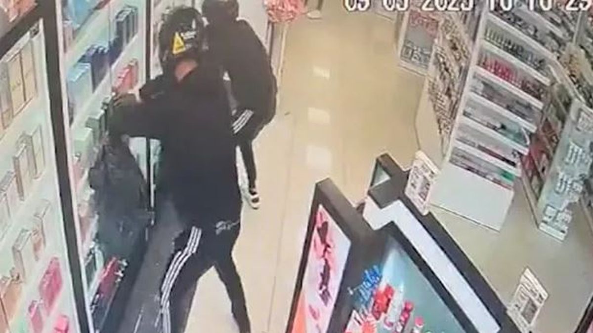 Ladrones que usan la moto como escudo y buscan mercancía fácil: qué se sabe de los robos pirañas ...