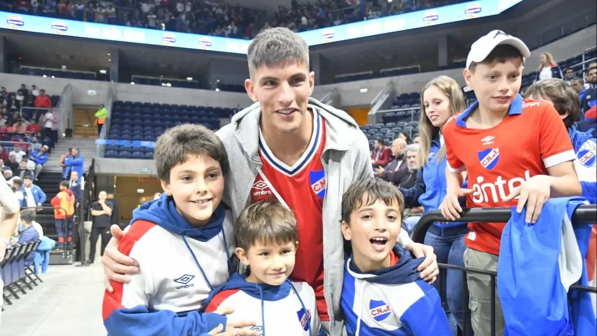 Rochet, Zabala y Renzo Sánchez fueron a ver a Nacional en básquetbol y se la pasaron a pura foto