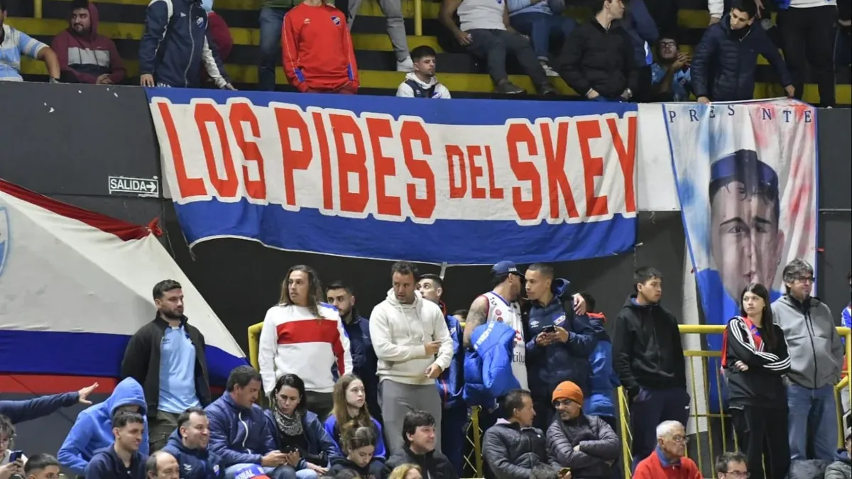 ¿Quiénes son Los Pibes del Skey, la banda de la barra de Nacional ...