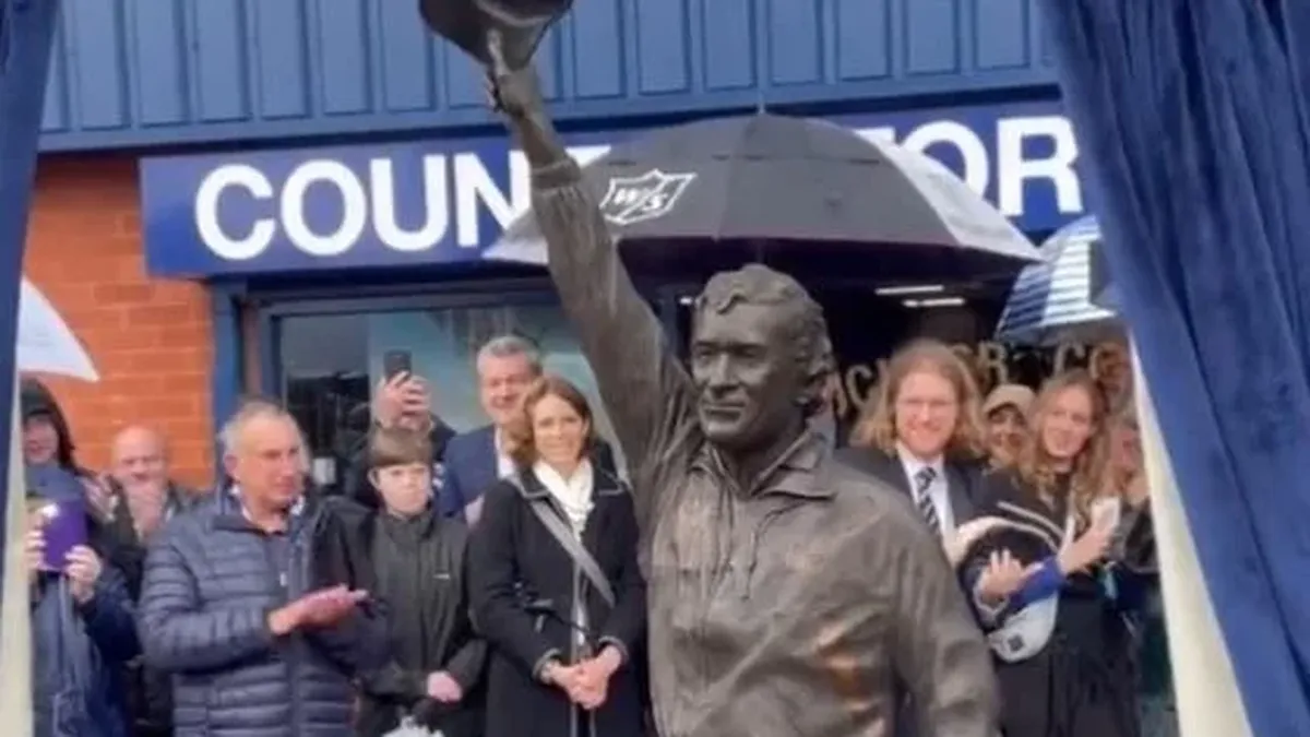 Un club inglés levantó en su estadio una estatua del entrenador ...