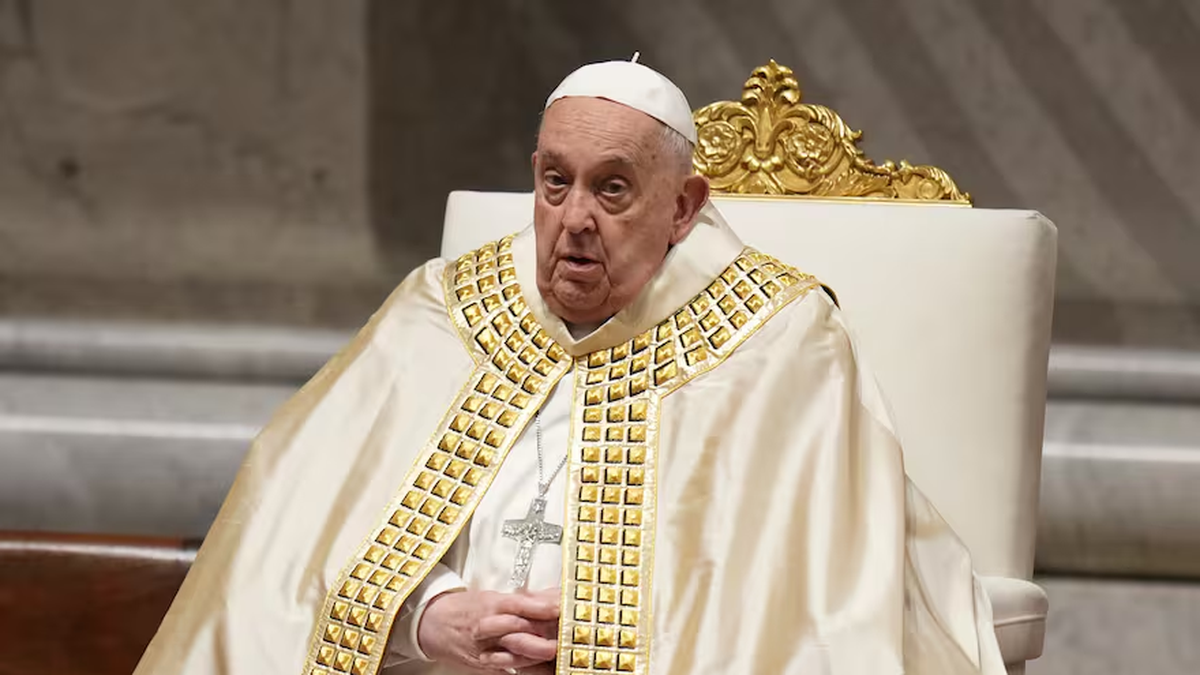 El papa Francisco tiene neumonía bilateral y su estado es complejo, según el Vaticano