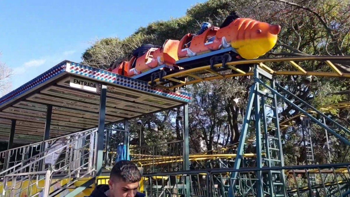 Operario del Parque Rodó dijo que juego del que se cayeron dos personas ...