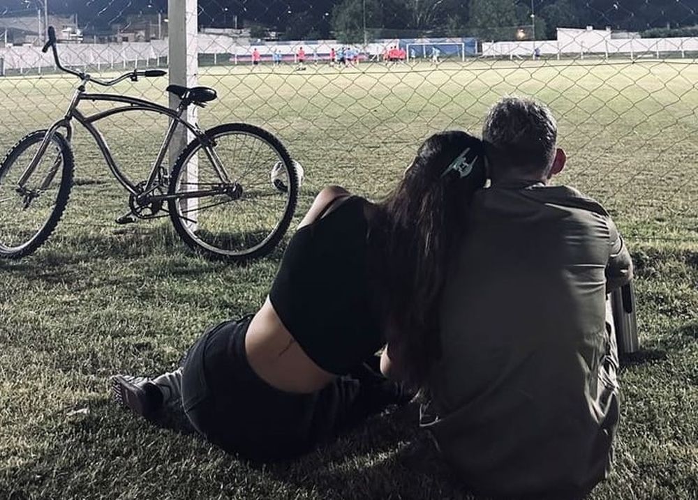 La tierna foto de Lucas Torreira con su novia Devrim Özkan, estrella de la TV turca, viendo un ...