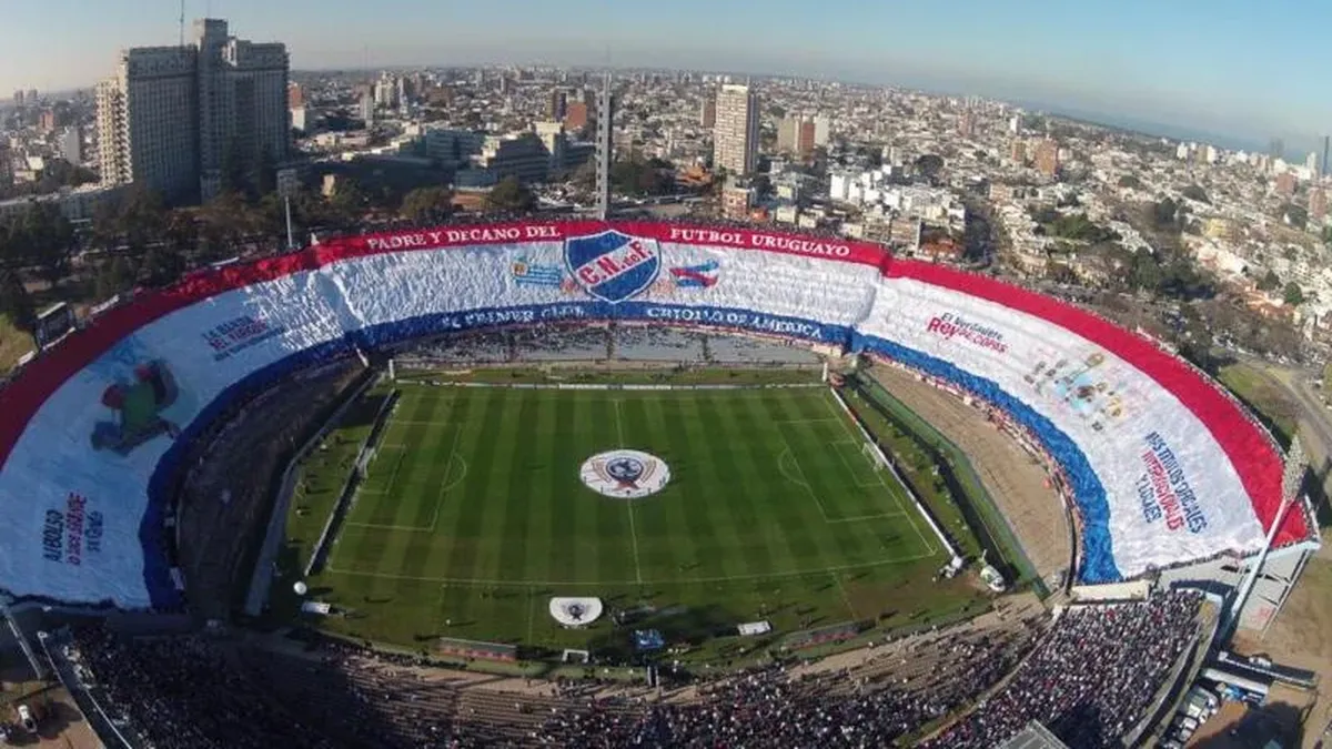 La hinchada de Nacional volvió a lucir la bandera más grande del mundo